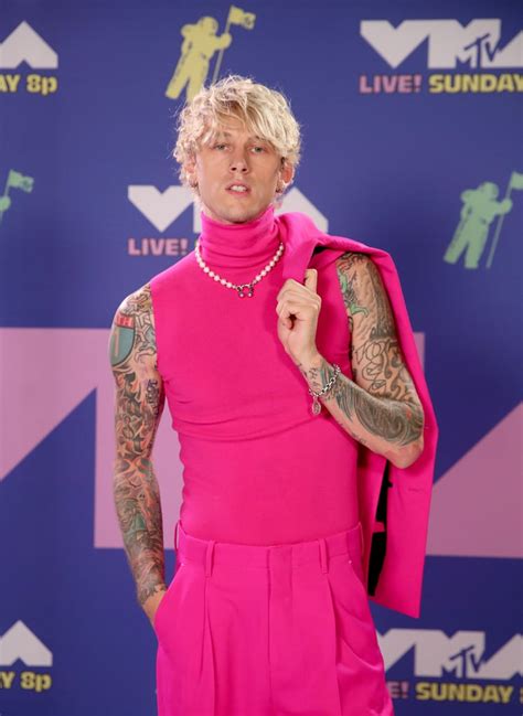 Machine Gun Kelly Rocked A Pink Suit At The Vmas Popsugar Fashion
