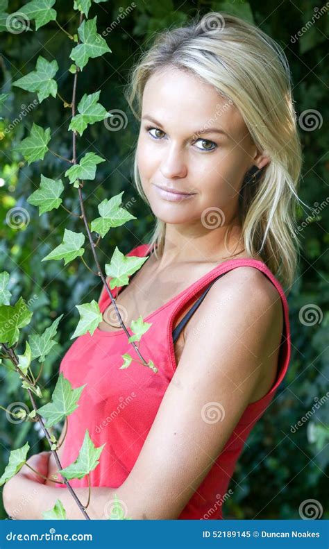 Mooie Jonge Dame In Tuin Stock Afbeelding Image Of Blond