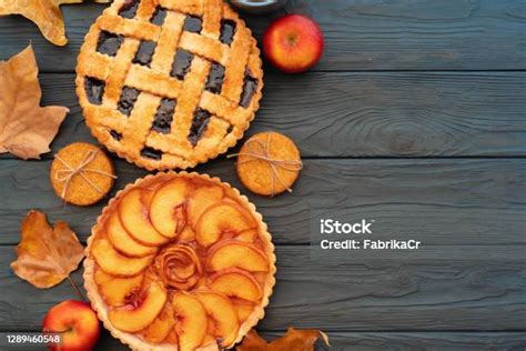 추수 감사절 베리와 사과 나무 표면에 다양한 파이 상단 보기 0명에 대한 스톡 사진 및 기타 이미지 0명 11월 가을 Istock