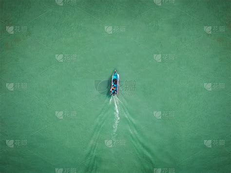 在海上航行的渔船 在海上航行的渔船