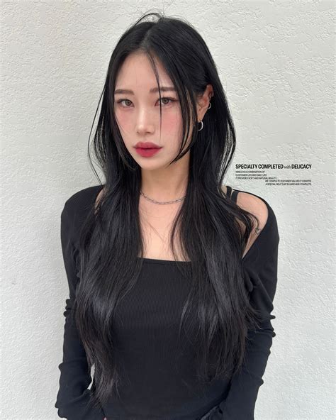 성수미용실 마인디 홍림ㅣ허쉬펌 슬릭펌 브라운컬러 레이어드 컷 허쉬펌 스타일 옆 볼륨과 자연스럽게 흐르는 웨이브로 긴 머리도 우아하게 ‘ ©️각자의 감성을 위한 하나의