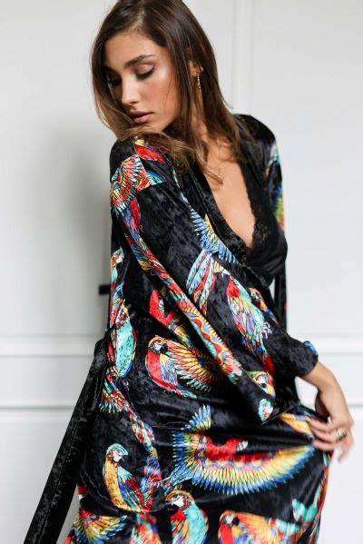 Ninea • ნინეა ხავერდის ხალათი თუთიყუშებიანი