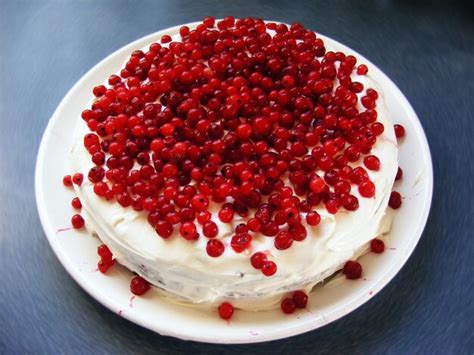 Premium Photo Healthy White Cake With Mascarpone Icing And Redcurrants