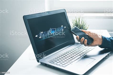 데이터 과학 비즈니스 및 인공 지능 Ai 디지털 기술 컴퓨터 코드 및 빅 데이터 글로벌 인터넷 네트워크 소프트웨어 개발로 디지털 태블릿을 작업하는 소프트웨어 엔지니어 교환에