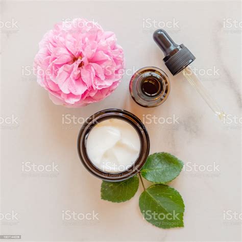 짙은 유리 병에 담긴 안티에이징 콜라겐 페이셜 세럼과 대리석 배경에 그린 잎과 장미 꽃 천연 유기농 화장품 미용 컨셉 0명에 대한 스톡 사진 및 기타 이미지 Istock