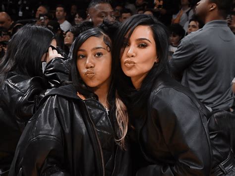 Kim Kardashian En El Centro De La Controversia Por La Forma De Vestir A