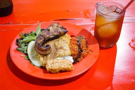 Premium Photo Sego Sambel Surabaya Iwak Pe Is A Legendary Culinary Dish Originating From The