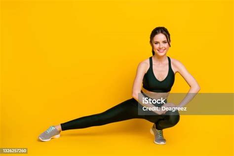 전체 길이의 몸 크기 보기 그녀의 좋은 매력적인 쾌활한 강한 소녀 하 고 운동 훈련 고립 된 밝은 노란색 색상 배경 갈색 머리에