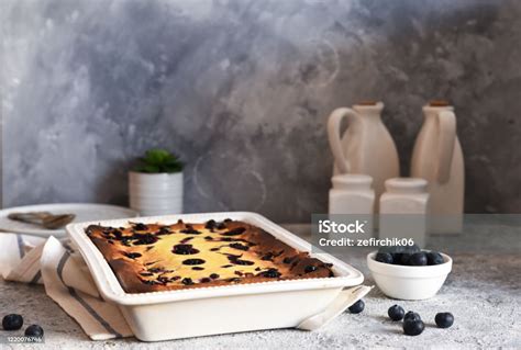 콘크리트 배경에 부엌 테이블에 리코타와 딸기 치즈 케이크 건강한 생활방식에 대한 스톡 사진 및 기타 이미지 건강한 생활방식 계절 그릇 Istock