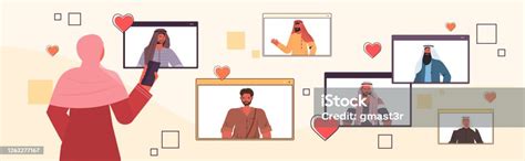 온라인 데이트 응용 프로그램 웹 브라우저 윈도우 사회적 관계에서 믹스 인종 남자와 채팅 을 사용하여 아랍 여자 가공의 인물에