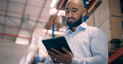 물류 산업 수출 및 공장을 위한 태블릿이 있는 창고 인력 및 유통 관리자 제조 공급망 및 재고 검사 및 화물 기술 보유자 웹사이트 유통 창고에 대한 스톡 사진 및 기타