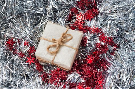 은색 틴 셀 배경에 큰 빨간 장식 선물 상자 눈송이입니다 크리스마스 선물입니다 선물 상자 크리스마스 배경입니다 크리스마스 축 하 강림절에 대한 스톡 사진 및 기타 이미지