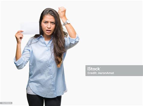 격리를 통해 빈 카드를 들고 젊은 아랍 여자 화가 좌절 분노 미친 제기 손으로 소리와 분노 개념 소리 배경 감정에 대한 스톡 사진 및 기타 이미지 Istock