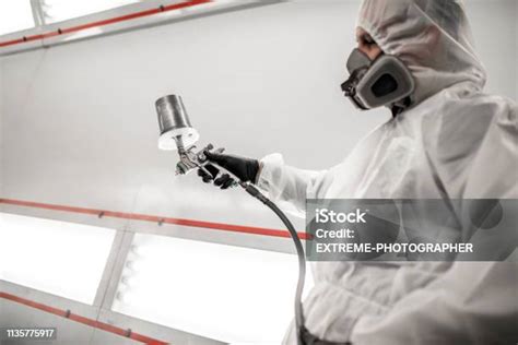 페인팅 챔버에서 작업 하기 전에 페인트 스프레이 건을 제거 하는 흰색 작업복과 호흡 마스크의 자동차 화가 가스 압축기에 대한 스톡 사진 및 기타 이미지 Istock