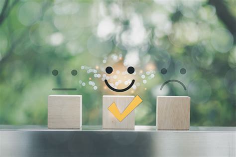 고객은 사용자 리뷰를 위해 가상 화면에서 만족감을 느끼는 얼굴 이모티콘 미소를 선택합니다 서비스 등급 순위 고객 검토 만족도 평가 및 피드백 0명에 대한 스톡 사진 및 기타