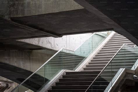 건물로 올라가는 계단 세트 사진 Unsplash의 옥상 이미지 건물로 올라가는 계단 세트 사진 Unsplash의 옥상 이미지