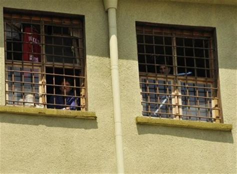 35 неграмотни затворници в Бобов дол ще учат с буквар за първи клас