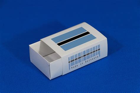 바코드와 파란색 배경에 국가 플래그의 색상 넣어 일치 또는 제품에 대한 종이 포장 흰색 상자에 보츠와나 플래그 0명에 대한 스톡