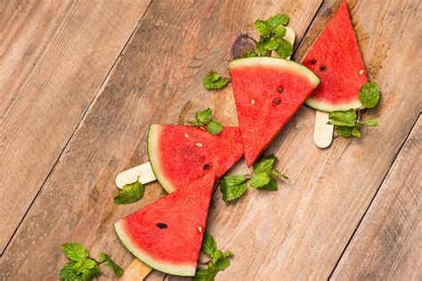 수 박 조각 막대기에 나무 흰색 바탕에 수 박 아이스입니다 평면도 평면 위치 0명에 대한 스톡 사진 및 기타 이미지 0명 건강한 식생활 과일 Istock