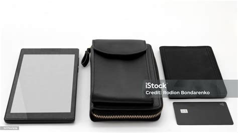 검은 색 스타일의 지갑 여권 신용 카드 및 흰색 배경에 태블릿 근접 촬영 0명에 대한 스톡 사진 및 기타 이미지 0명 Brand Name Smart Phone 가리기