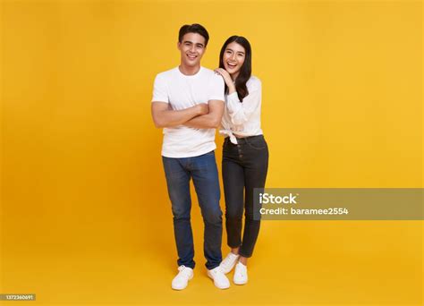 젊은 매력적인 아시아 커플 남자와 여자 행복 하 고 노란색 배경에 포옹 사랑 사진에 대한 개념 커플에 대한 스톡 사진 및 기타 이미지 Istock