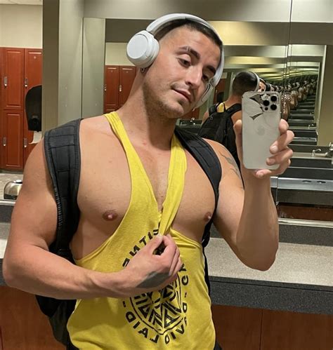 Stringer Doesnt Wanna Hide Them Anymore So May As Well Stop Trying R Pecsandpecbouncing