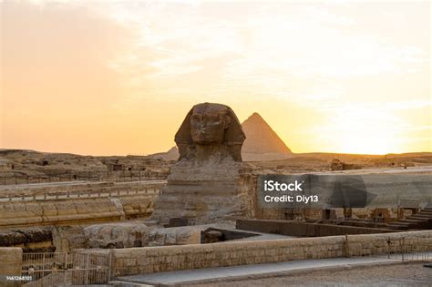 그레이트 이집트 피라미드의 고고학 단지는 기자 고원에 위치하고 있습니다 일몰에 밤 빛에 체프렌 케프렌의 두 번째 피라미드 태양은 피라미드 뒤에 설정합니다 일몰에 스핑크스