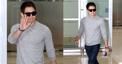 비 입국 공항패션 캐주얼 룩으로 편안함 강조