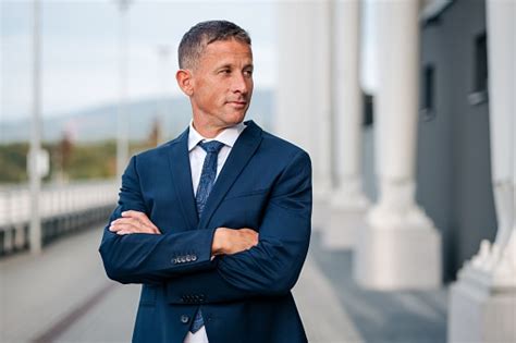 양복을 입고 넥타이를 맨 남자가 팔짱을 끼고 건물 근처 발코니에 서 있다 균형에 대한 스톡 사진 및 기타 이미지 균형 기업 비즈니스 날카로운 Istock