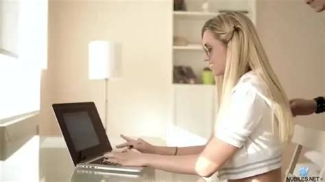 Jessi Gold Scrolller