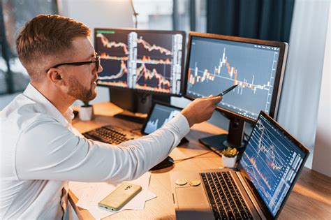 많은 모니터 정장 옷을 입은 젊은 사업가가 여러 개의 스크린으로 사무실에 있습니다 25 29세에 대한 스톡 사진 및 기타 이미지 25 29세 그래프 금융 Istock