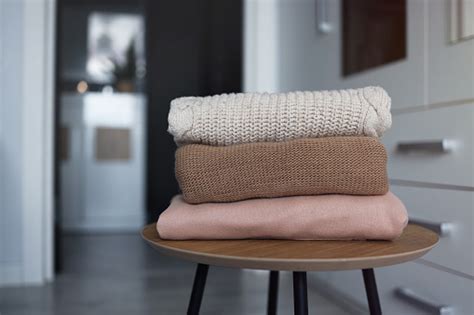 옷장의 배경에 대한 방에있는 나무 테이블에 아늑한 니트 스웨터의 스택 스웨터에 대한 스톡 사진 및 기타 이미지 스웨터 캐비닛 더미 Istock