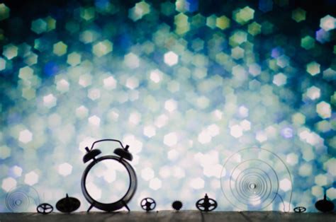 이 시간 개념 밝은 빛의 배경에 흩어져 스프링과 기어와 깨진 알람 시계 강철에 대한 스톡 사진 및 기타 이미지 강철 금속 기계 부분 Istock