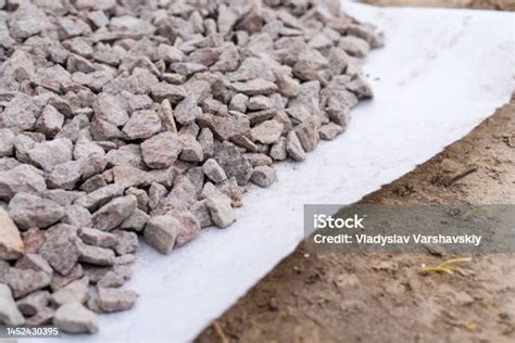 건설 분쇄 된 돌은 콘크리트를 붓기 전에 농작물에 부어 압축됩니다 Spunbond에 대한 스톡 사진 및 기타 이미지 Spunbond 개선 거리 Istock