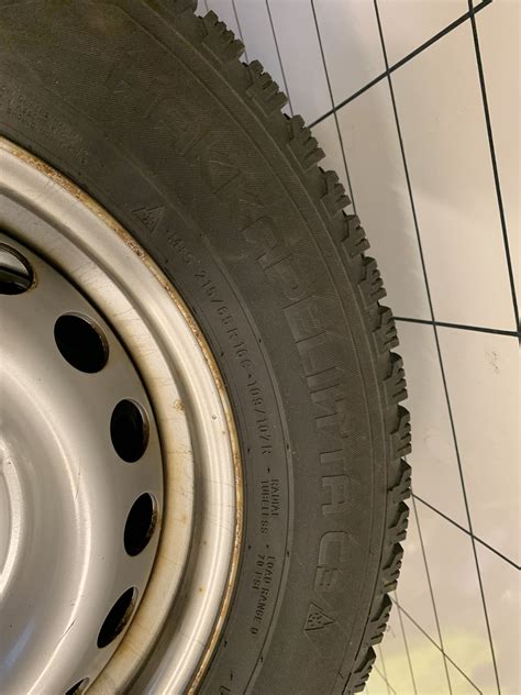 Dubbade vinterdäck Nokian Hakkapeliitta C3 215/65R16C - Auktioner ...