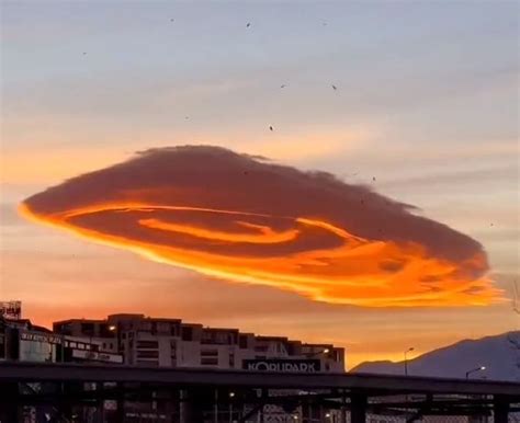 장미 같기도 Ufo 같기도…튀르키예 하늘에 뜬 신기한 구름