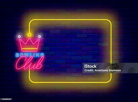 볼링 클럽 네온 광고 빈 노란색 프레임과 왕관이 있는 텍스트 재미있는 스포츠 경쟁 가벼운 인사말 카드입니다 공간을 복사합니다 편집 가능한 획 벡터 스톡 일러스트레이션 개념에