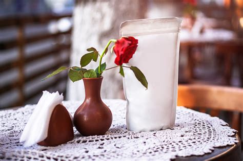 아름다운 빨간 장미와 테이블 배경에 커피 차를 저장하기위한 종이 생태 가방의 템플릿 발렌타인 데이를위한 로맨틱 한 Temma 0명에 대한 스톡 사진 및 기타 이미지 Istock