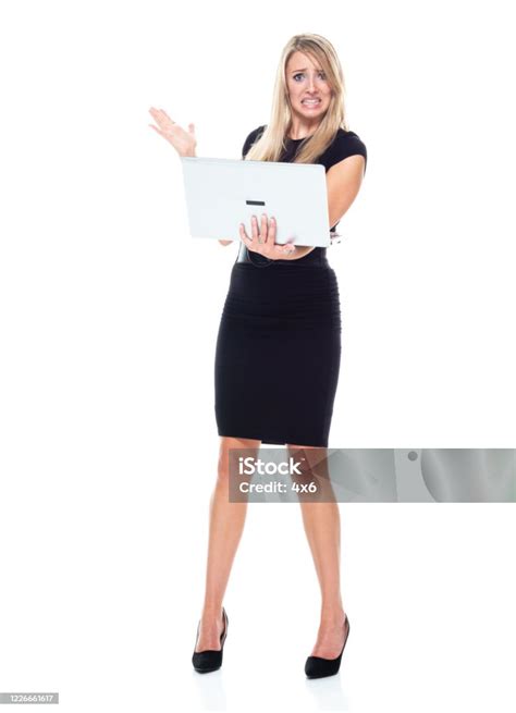 백인 여성 사업가 가 흰색 배경 앞에 서 비즈니스 웨어를 입고 컴퓨터를 사용 하 여 20 24세에 대한 스톡 사진 및 기타