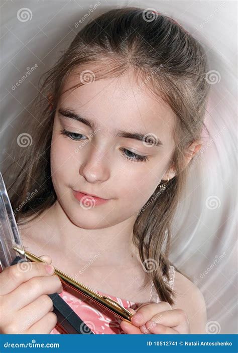 Retrato Da Menina Imagem De Stock Imagem De Sinceridade 10512741