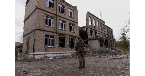 Двама души бяха убити при руски удари в Южна Украйна