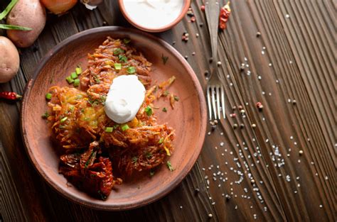 햇볕에 말린 토마토와 사 워 크림과 클레이 접시에 플랫 레이 감자 팬케이크에서 평면도 갈기갈기 찢어진에 대한 스톡 사진 및 기타 이미지 갈기갈기 찢어진 강판에 갈기