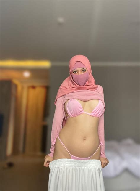 Should I take it off? : r/HijabiXXX