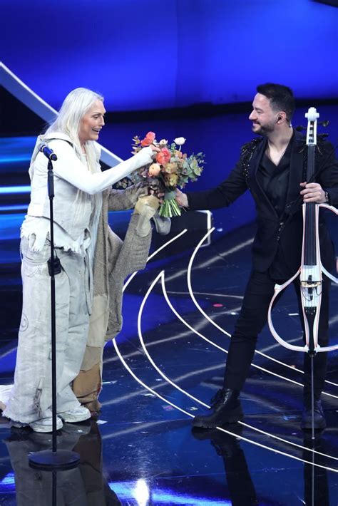 Dy Shqiptarët Anna Oxa Dhe Iljard Shaba Ndezin Skenën E Sanremo 2023 Telegrafi Telegrafi