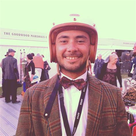 Ride N Roll 그리고 Hedon 헬멧이 잘 어울리는 멋진 고객들과 함께한 사진 세 컷 추가