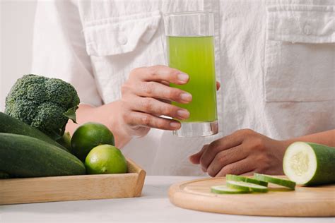 시장입니다 건강 한 채식 음식입니다 신선한 야채 딸기 채소와 과일 나무 트레이 오이 무 녹색 완두콩 화이트 테이블 사람은 S 손 복사 공간에서 0명에 대한 스톡 사진 및