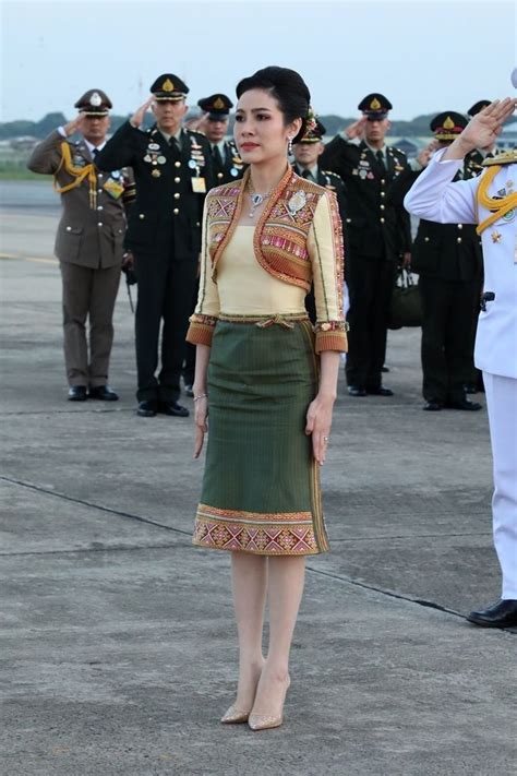 ปักพินโดย Ria Foni ใน Batik แฟชั่นไทย ชุด สไตล์แฟชั่น