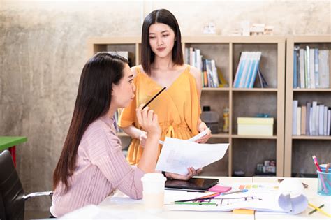 사무실에서 프리랜서 팀을 시작하여 설계를 발표합니다건축가 또는 인테리어 디자이너가 건설 계획을 세우고 있습니다 비즈니스 사람들이 디자인 아이디어 개념을 충족합니다 개념에