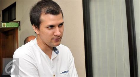 Sampai Saat Ini Stuart Collin Belum Memberi Mahar Pernikahan Showbiz