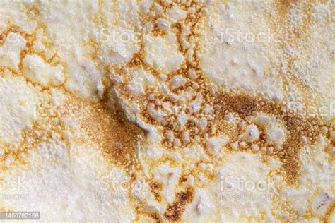 팬케이크 표면 질감과 패턴 접시에 얇은 뜨거운 팬케이크를 클로즈업하십시오 전통적인 소박한 음식 그래픽 리소스 0명에 대한 스톡 사진 및 기타 이미지 Istock